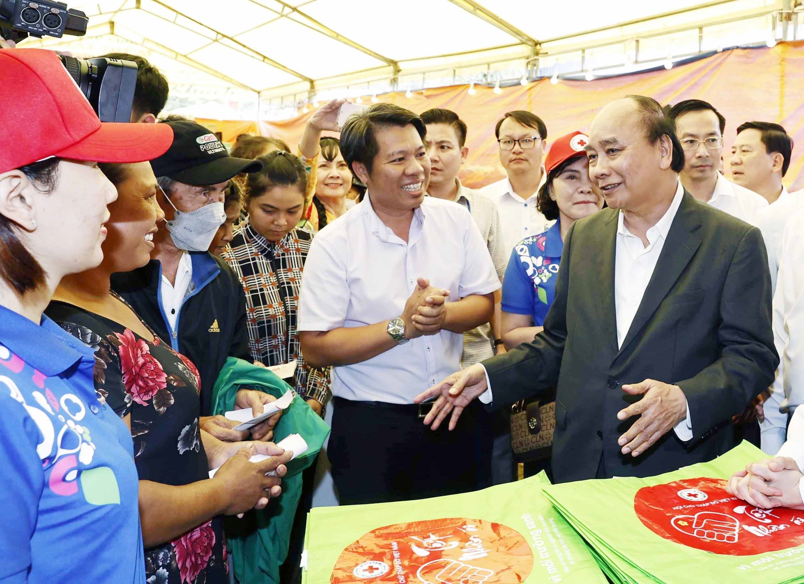 Ủy viên Bộ Chính trị, Chủ tịch nước Nguyễn Xuân Phúc thăm Hội chợ Tết nhân ái phục vụ người ...