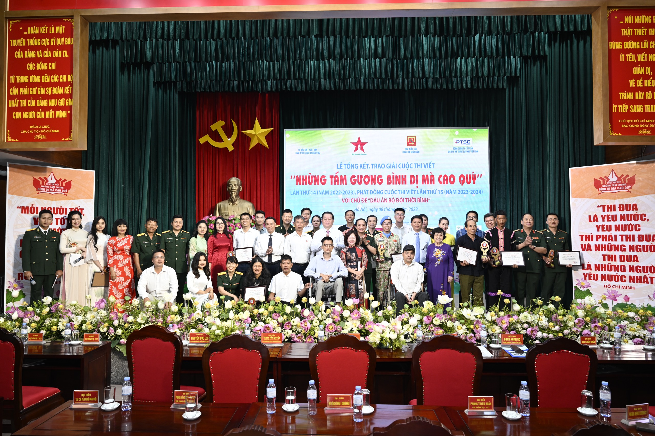 Các đại biểu, tác giả và nhân vật chụp ảnh lưu niệm_Ảnh: Nguyễn Thùy