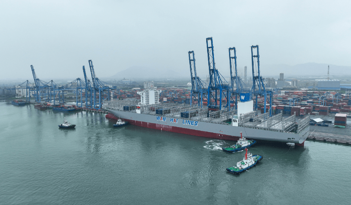 Tàu container lớn nhất của hãng tàu Wan Hai cập cảng