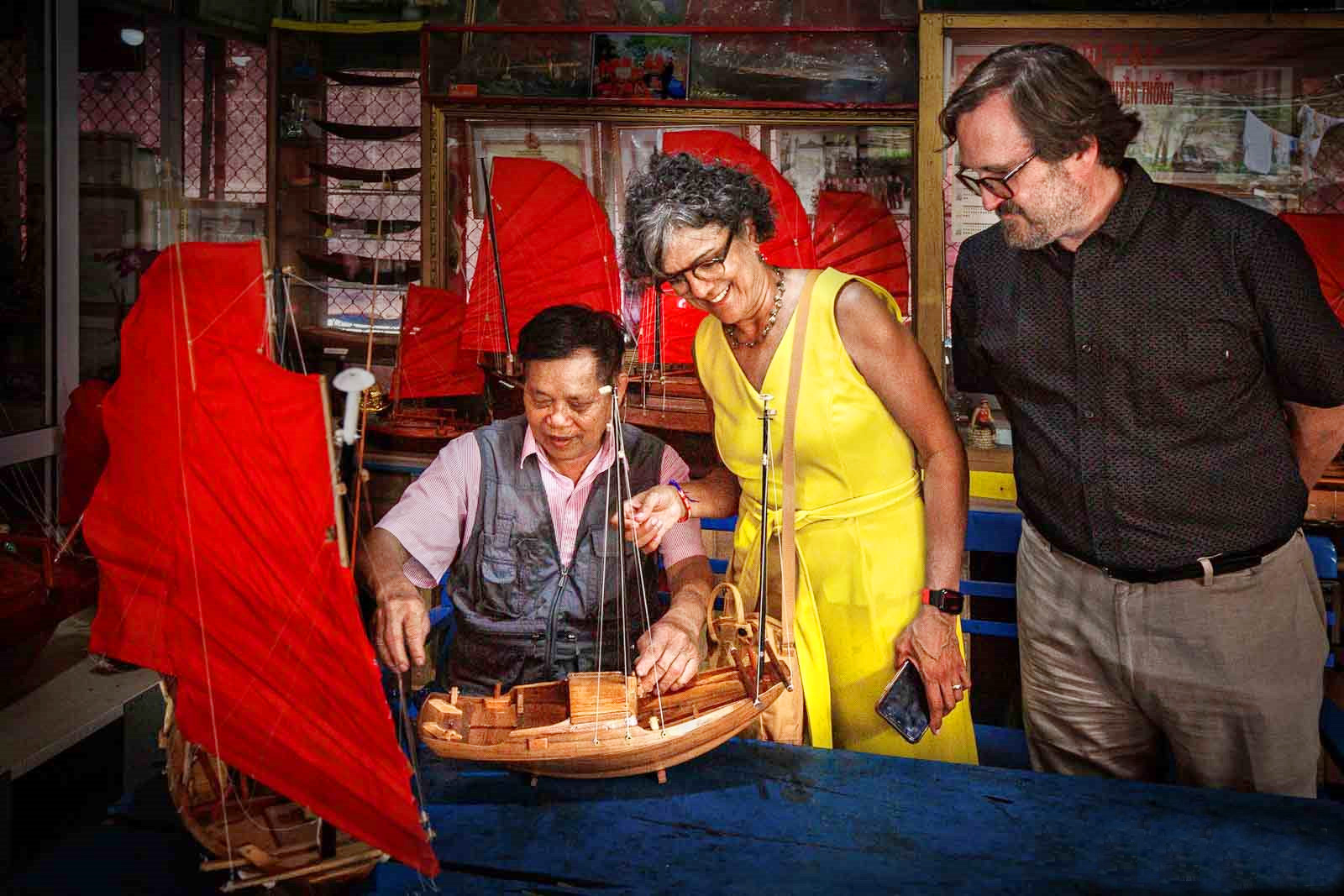 Nhân dân giới thiệu quà tặng du lịch thuyền buồm ba vách Quảng Yên cho du khách (ảnh: Dương Văn ...