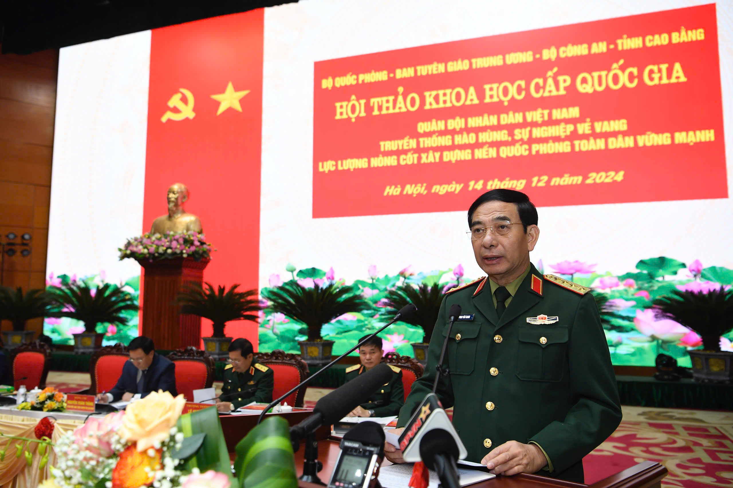 Đại tướng Phan Văn Giang, Ủy viên Bộ Chính trị, Phó Bí thư Quân ủy Trung ương, Bộ trưởng Bộ Quốc ...