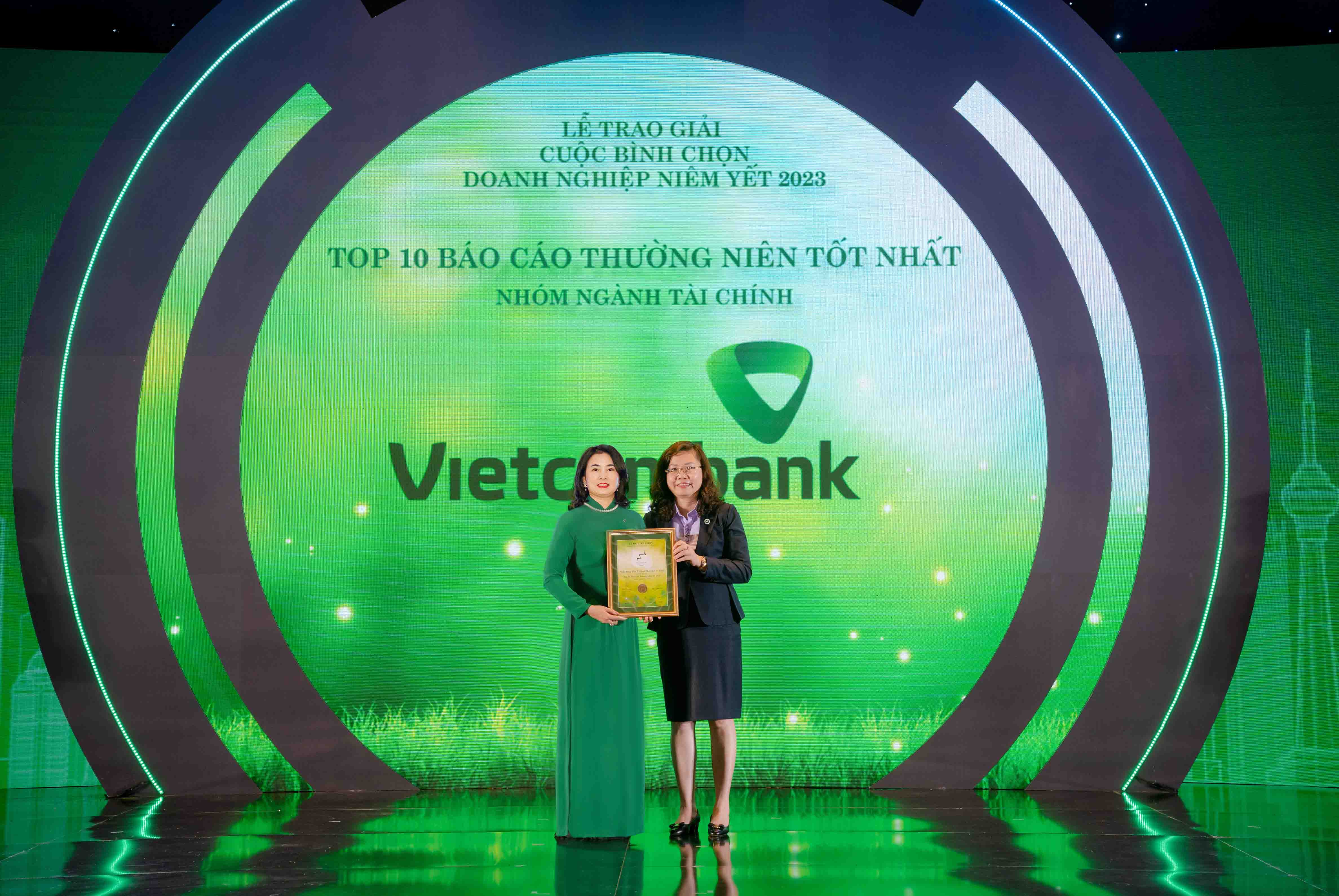 Đại diện Vietcombank, bà Bạch Thị Thanh Hà - Trưởng phòng Quan hệ công chúng (bên trái) nhận ...