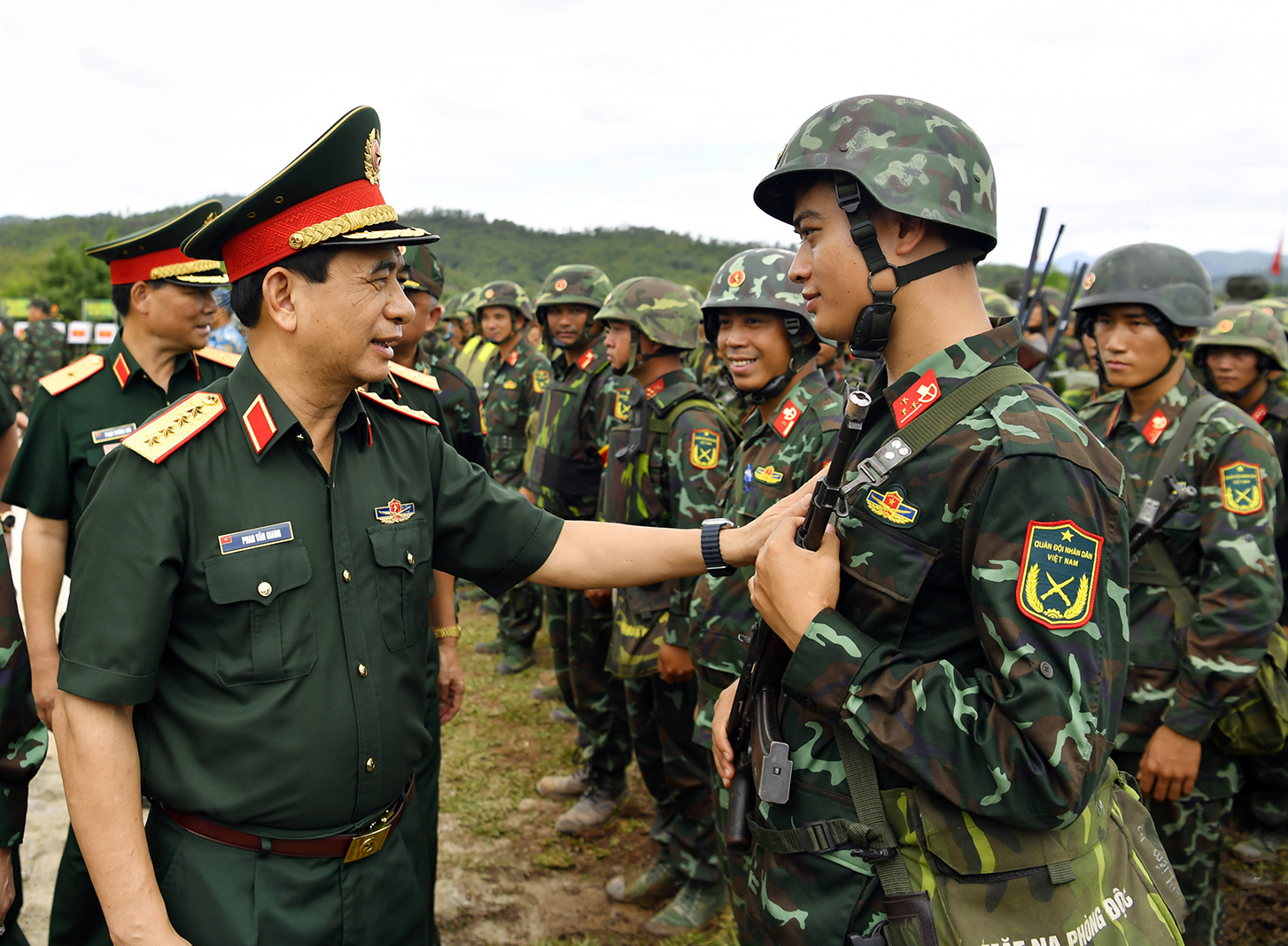 Xây dựng chuẩn mực đạo đức cách mạng của cán bộ, đảng viên trong Quân ...